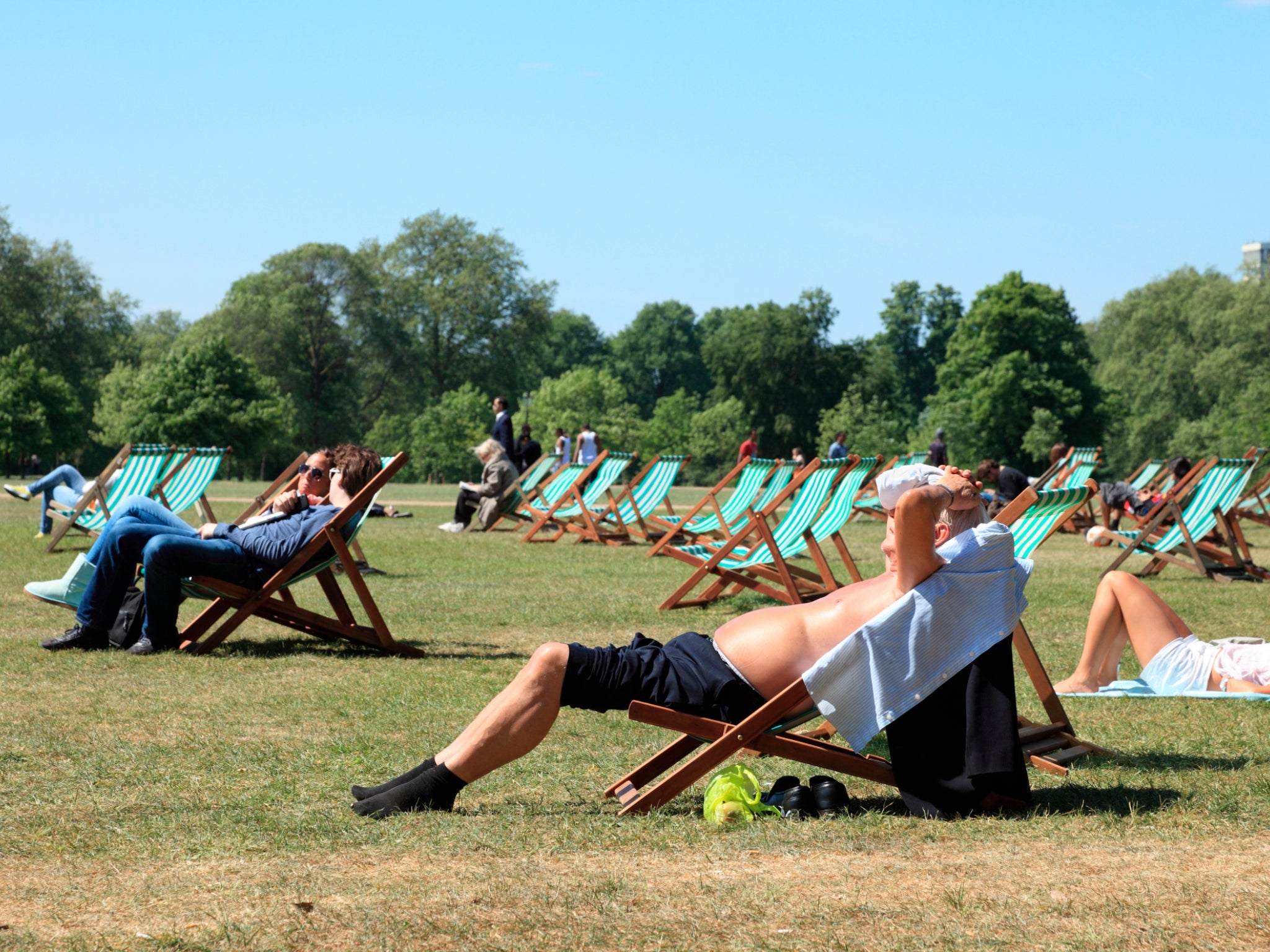 Britain to enjoy bank holiday sunshine as temperatures reach mid-20s ...