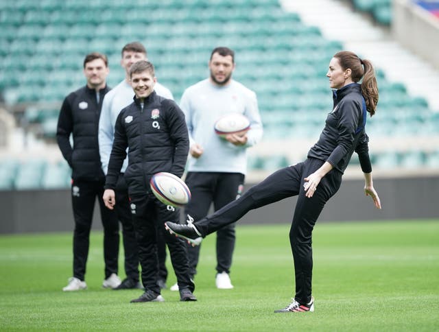 Kate lifted in England lineout as she reveals Louis is ‘kamikaze’ rugby ...