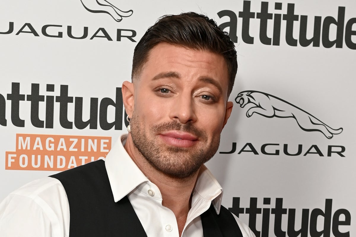 Pop star opens up about estranged relationshio with father he never met ...