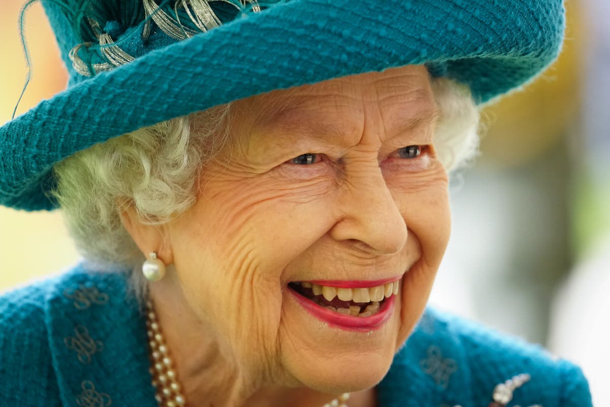 Queen pictured working in new image released for 70-year milestone ...