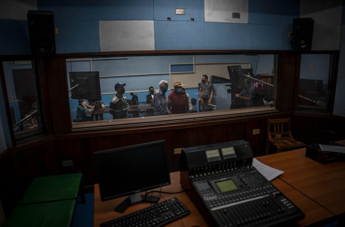 Cuba: la radio cumple 100 años con mucho público y rarezas ...