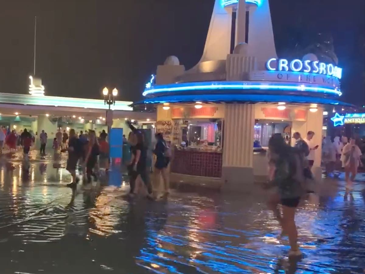 Freak storm sparks flash flooding at Walt Disney World | The Independent