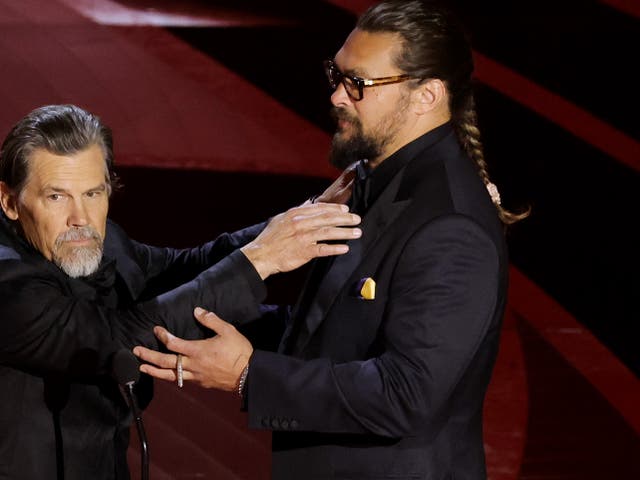 Jason Momoa wears French braid and a scrunchie at Oscars: “Obsessed ...