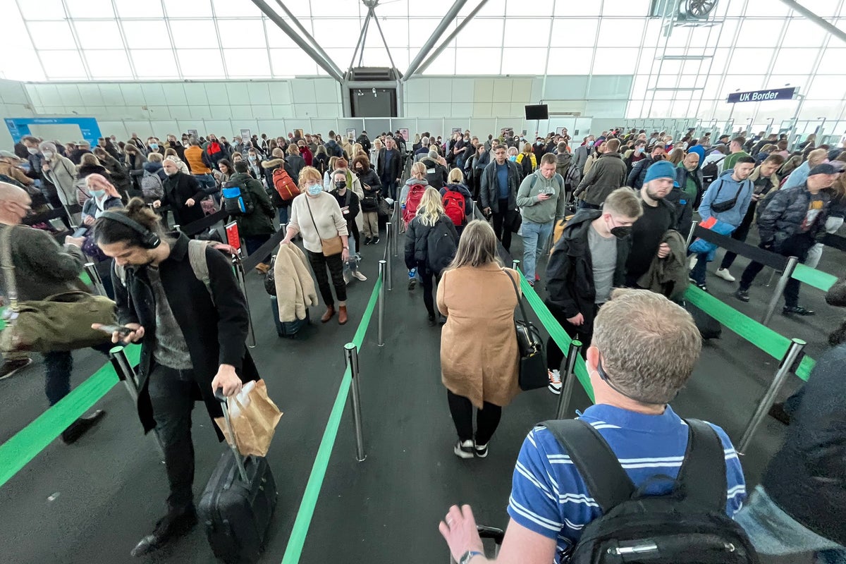 How many hours should I arrive before my flight? The rules for easyJet ...