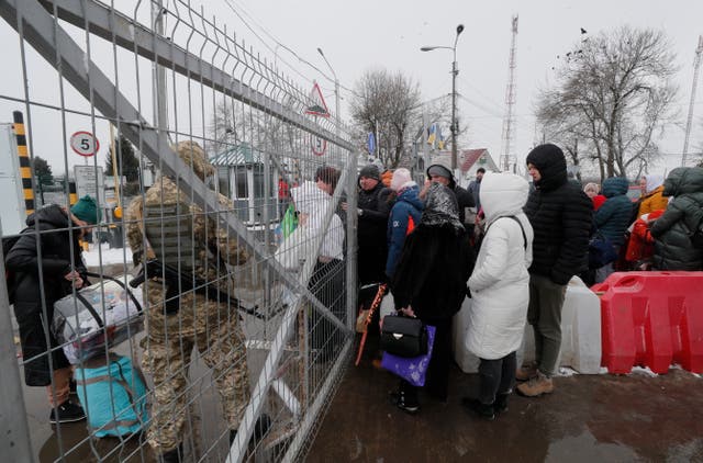 The Ukrainians fleeing war but determined not to leave their homeland ...