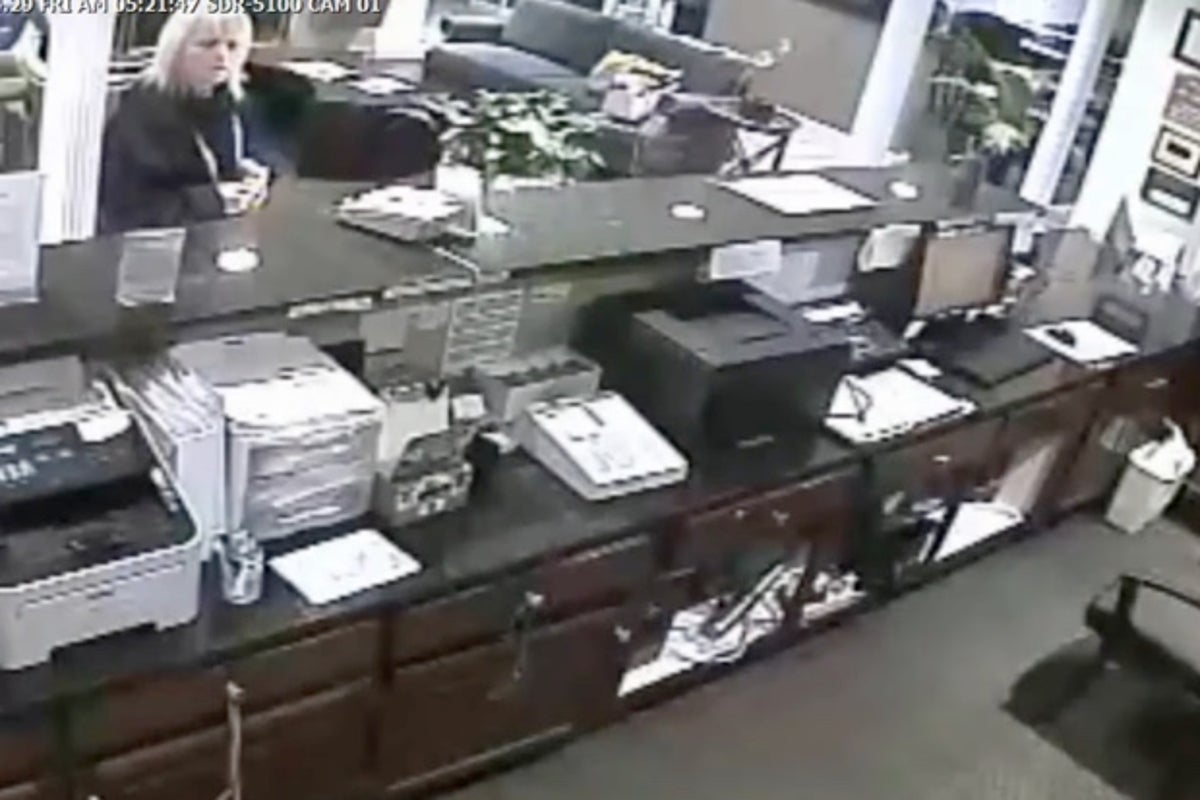 Surveillance footage shows Alabama corrections officer Vicky White at ...