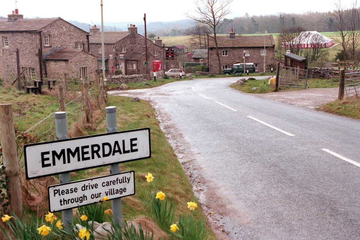 Doctor Todd returns to Emmerdale for dramatic workplace bullying ...