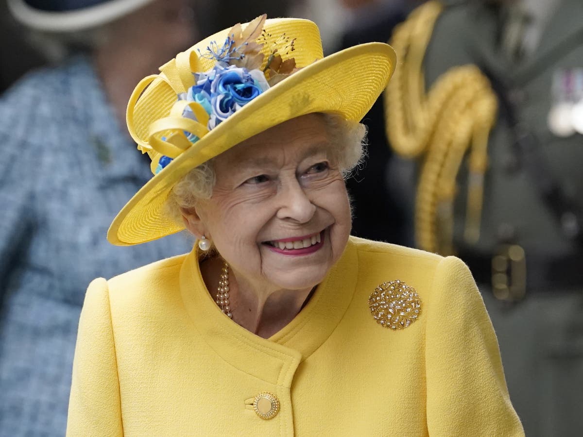 Queen shows subtle support for Ukraine during surprise appearance | The ...