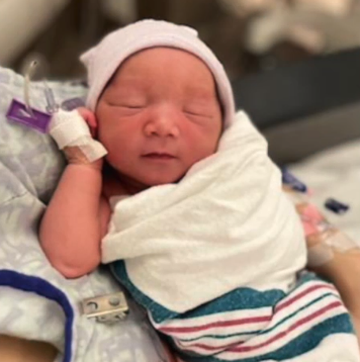 Woman gives birth on plane with help from ‘exemplary’ flight attendant ...