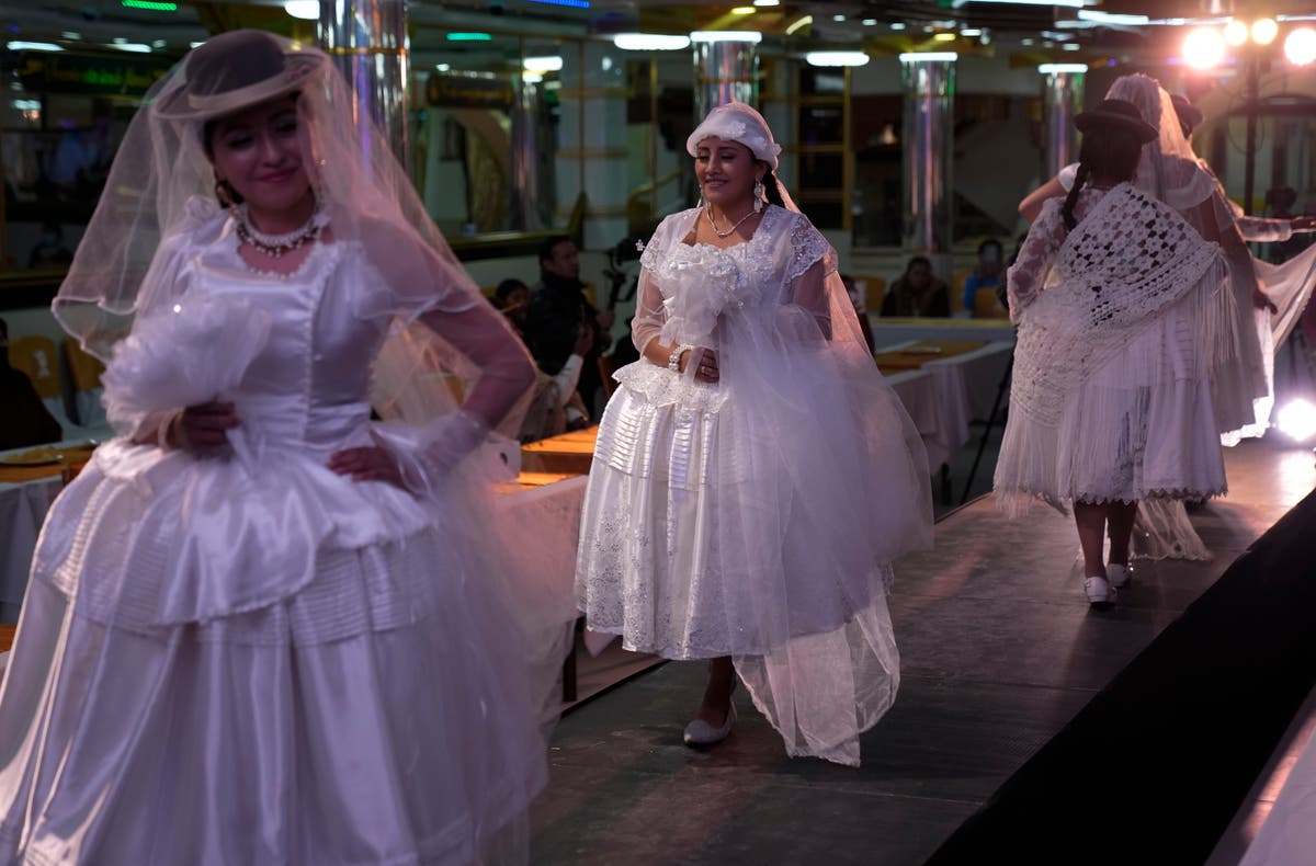 Bolivia Desfile De Cholitas Impulsa Reactivación Económica Independent Español