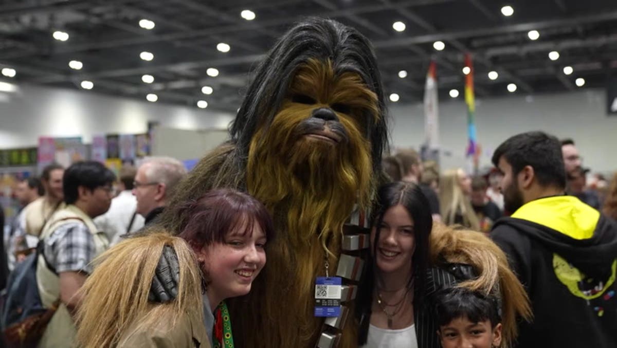 Hundreds of cosplayers and comic-book fans gather at London's ComicCon ...