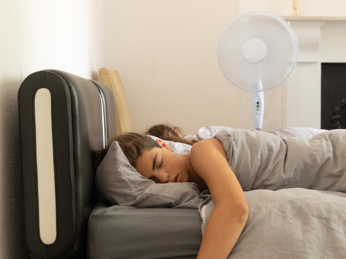 UK Heatwave: This fan hack will help you sleep better during hot nights ...