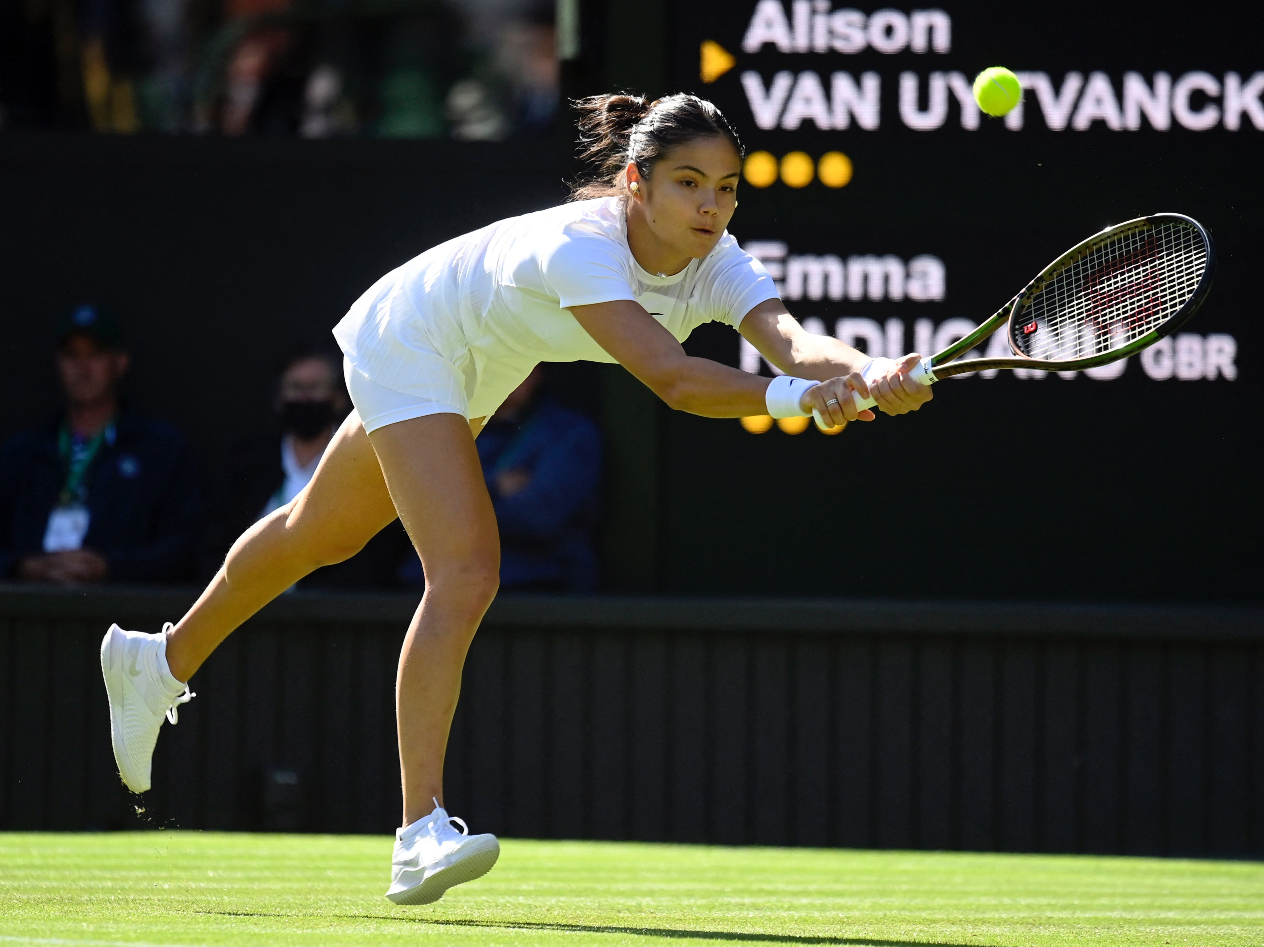 Wimbledon 2022 Live: Emma Raducanu plays an active role after Novak ...