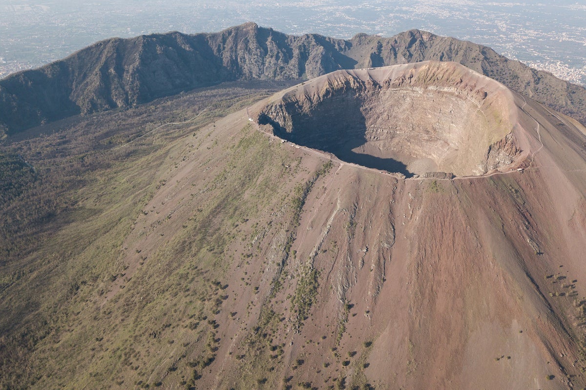 American tourist injured after falling into Mount Vesuvius after selfie ...