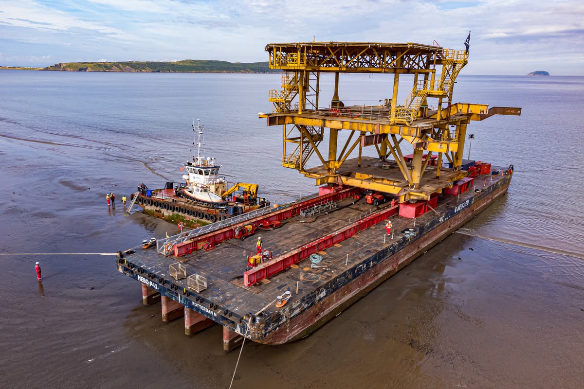 Decommissioned oil rig arrives in Weston-super-Mare to be transformed ...