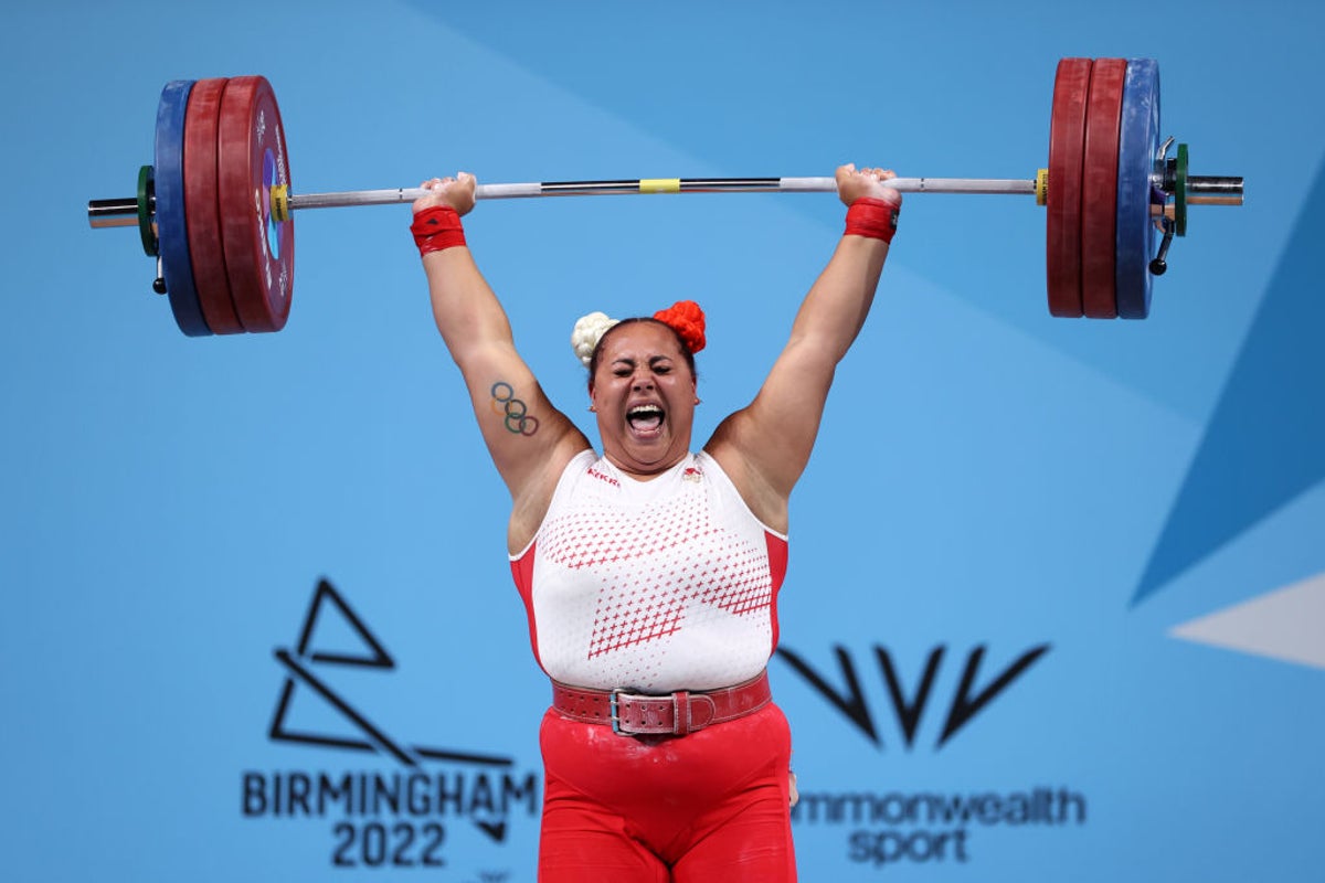 Emily Campbell sends Birmingham crowds wild with stunning weightlifting ...