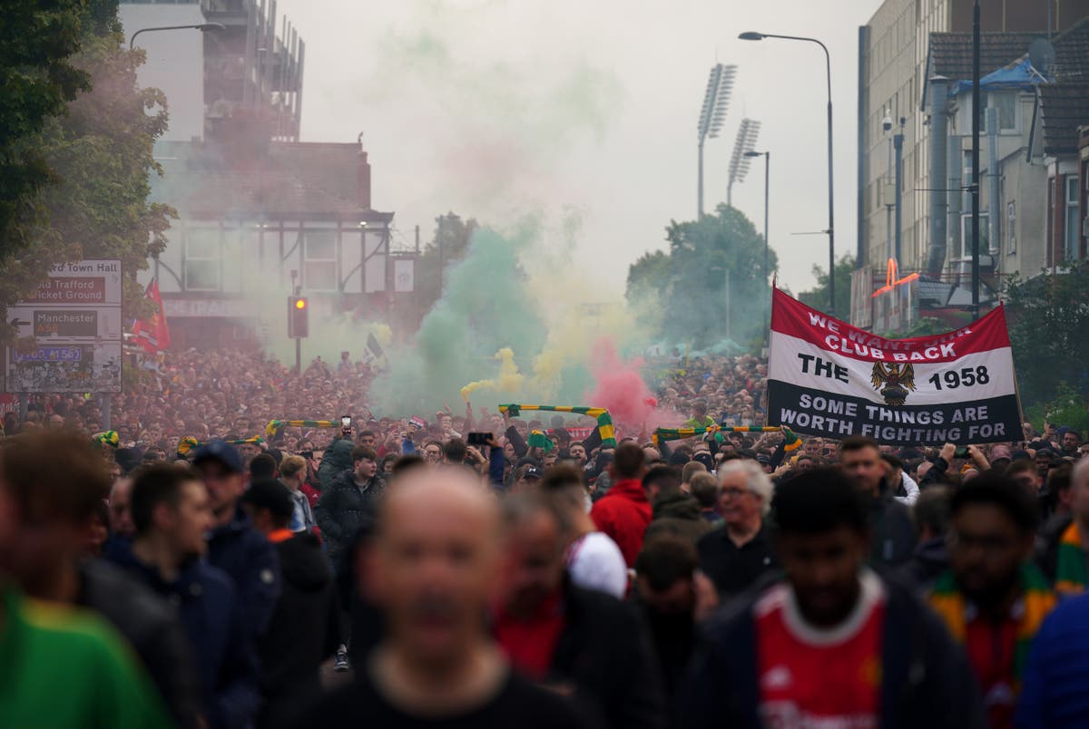 Thousands of Man Utd fans protest against Glazer family before ...