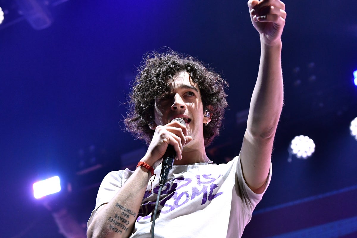 The 1975’s Matty Healy says he used to find relationships while in the ...