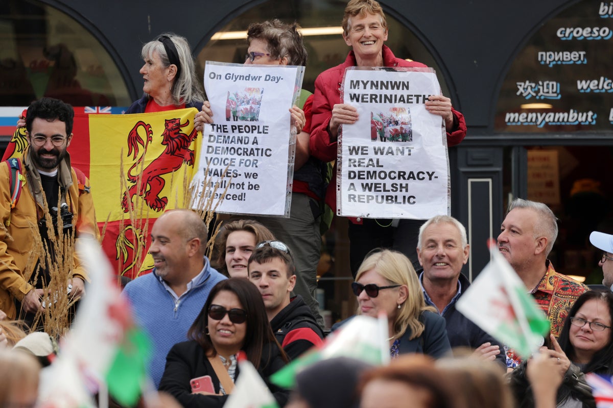 Handful of anti-monarchy protesters boo King Charles as he arrives at ...