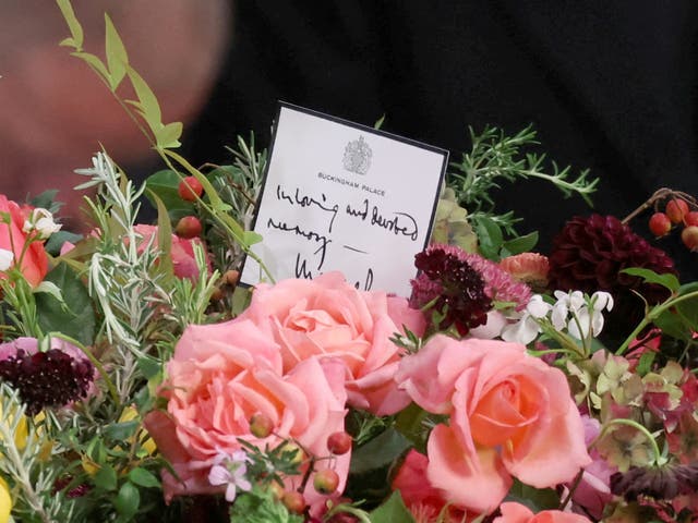 Queen’s funeral procession: The touching note placed on top of the ...