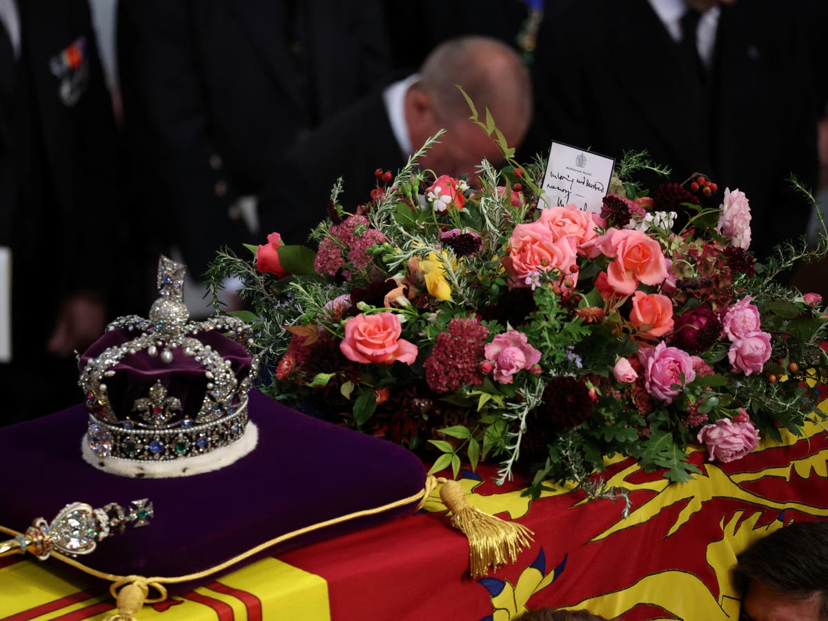Queen’s funeral procession: The touching note placed on top of the ...