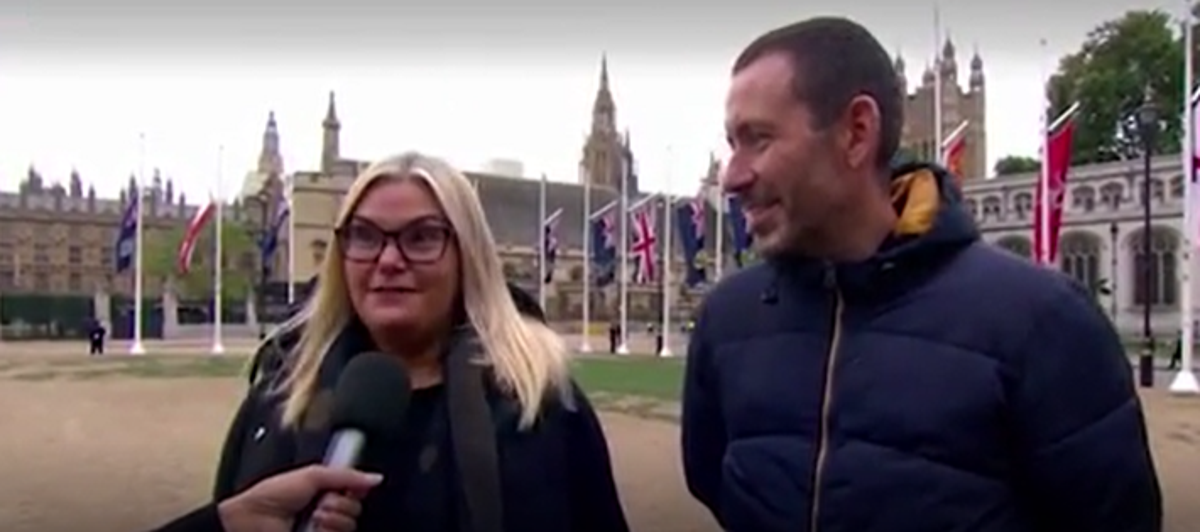 Stone slab laid at Queen Elizabeth's burial site | DW | 24.09.2022 ...