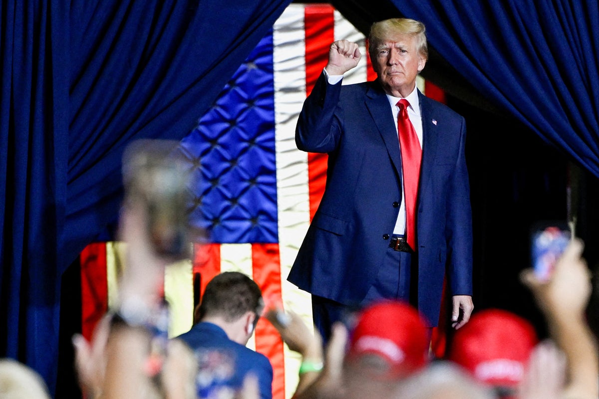Hillary Clinton compares Trump fans doing straight-arm ‘QAnon salutes ...