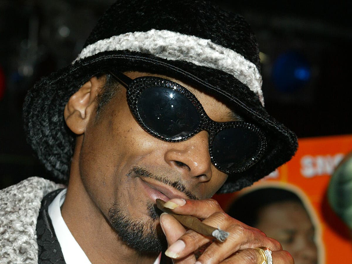 Seth Rogen says Snoop Dogg once auctioned off a blunt for $10,000 to ...