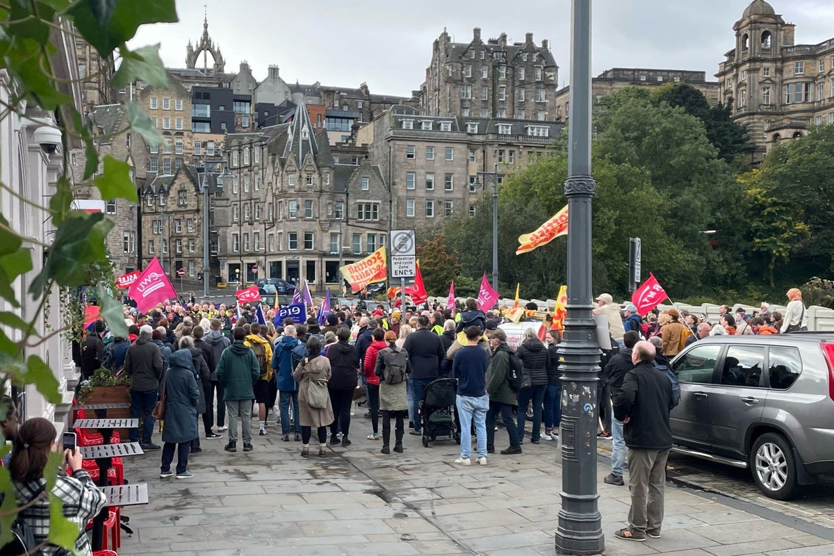Hundreds gather in support of rail and postal workers’ strike action ...