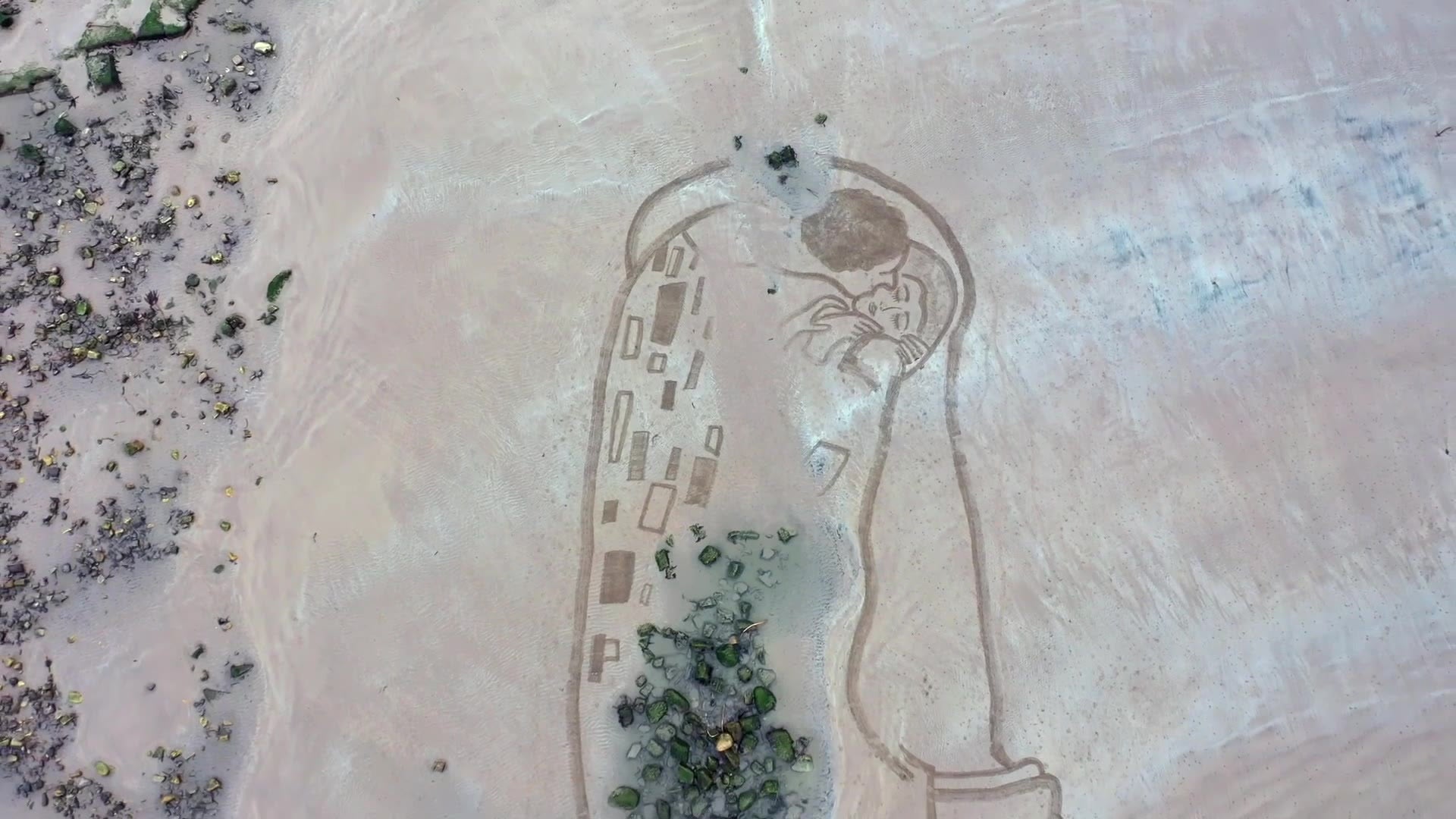 Artist recreates Gustav Klimt's famous 'The Kiss' on beach | Lifestyle ...