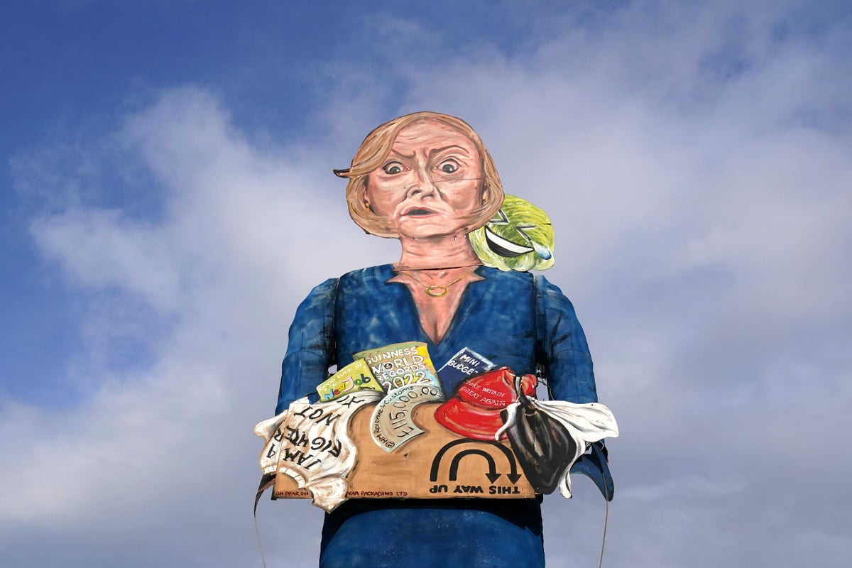 Liz Truss with a lettuce on her shoulder unveiled as bonfire effigy ...