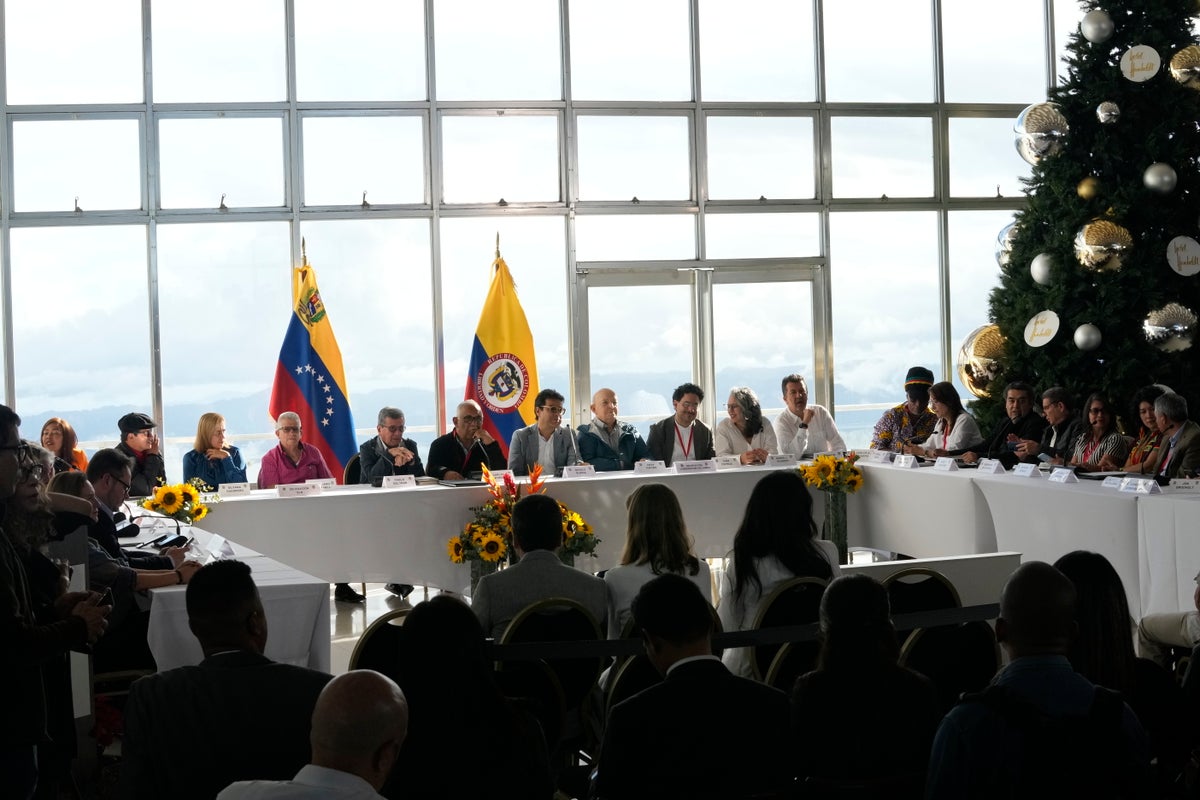 Colombian government, guerrilla group resume peace talks | The Independent