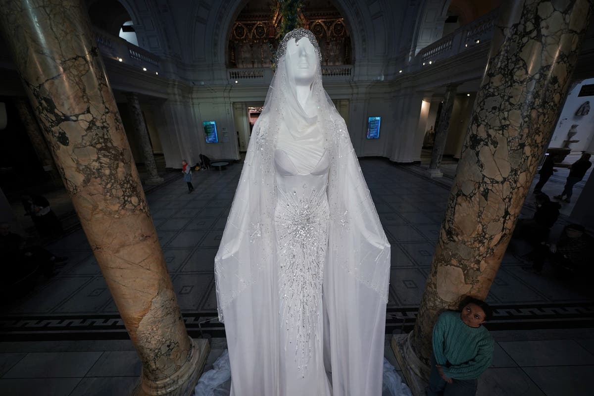 Korean designer unveils couture gown as Christmas tree in art ...