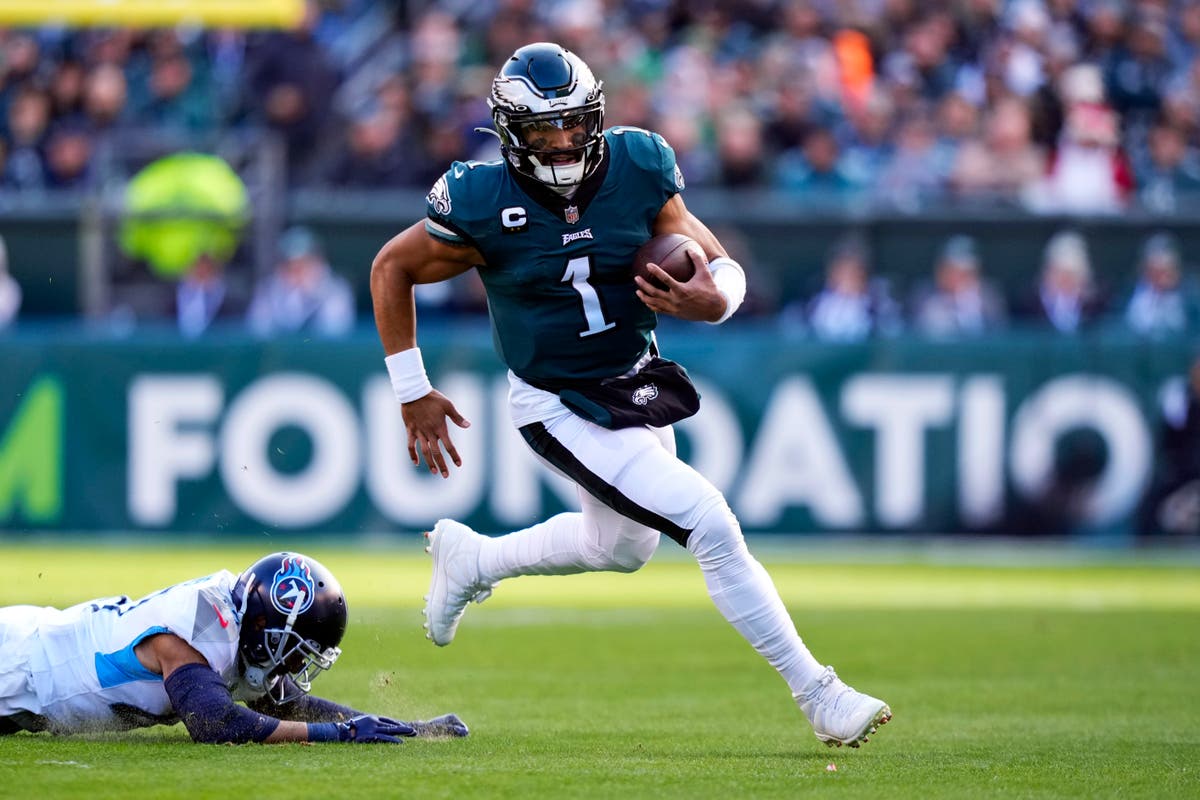 Con espectacular duelo de Hurts, Eagles vencen a Titans | Independent ...