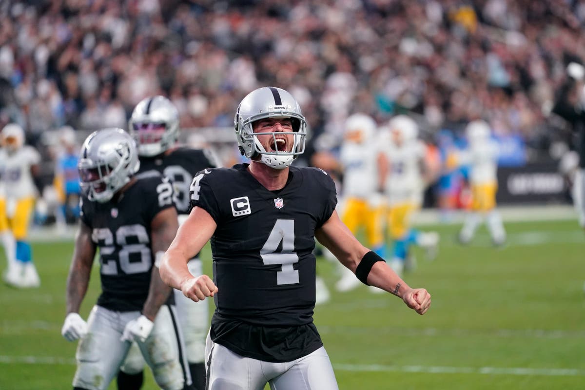 Carr conecta 2 veces con Adams y Raiders vencen a Chargers ...