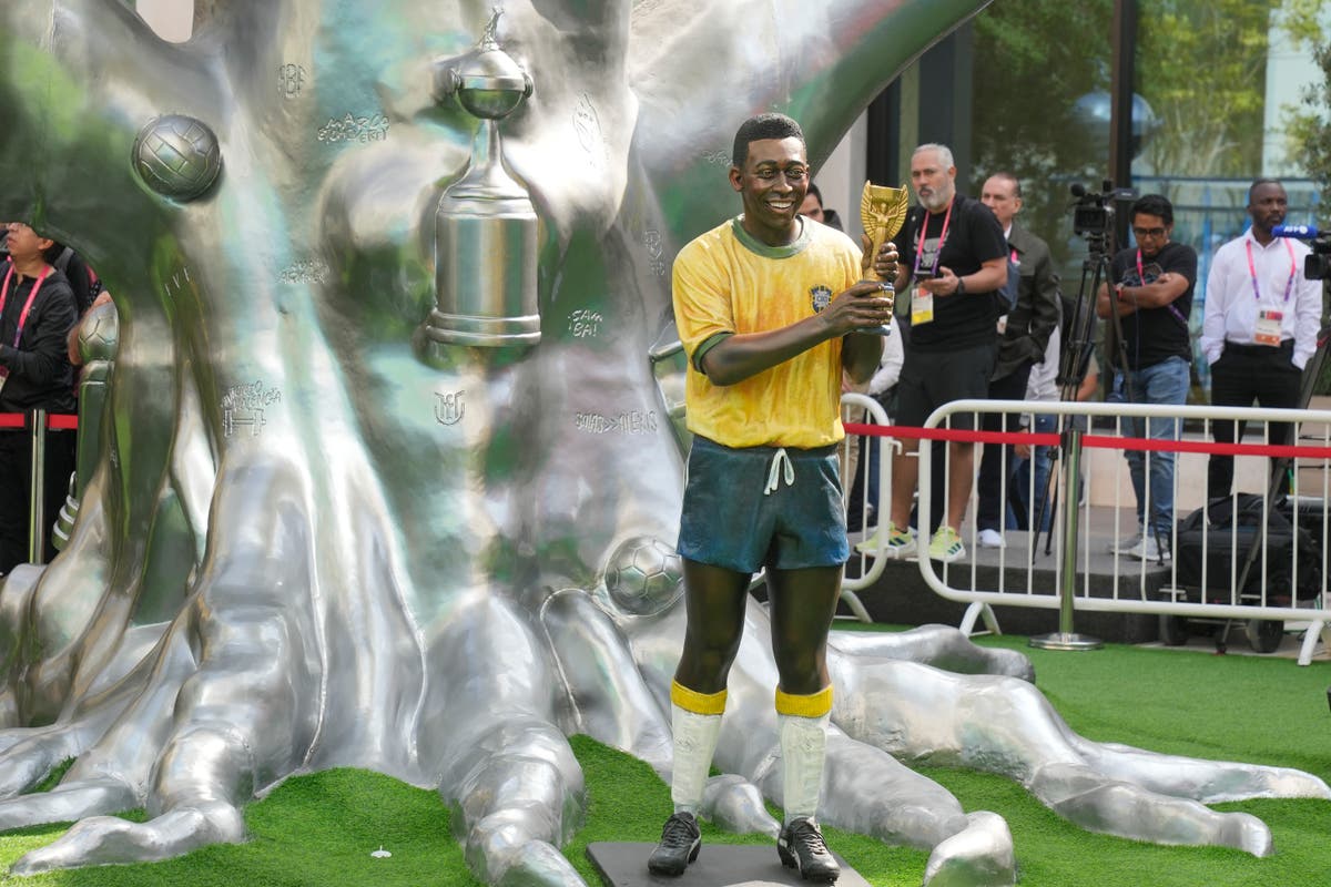 Pelé's health improves, but he remains in hospital | The Independent