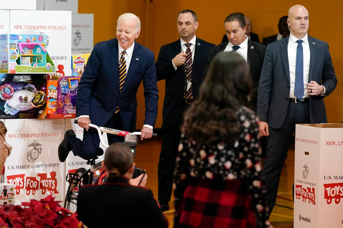 Joe and Jill Biden help pack holiday presents at Toys for Tots event ...