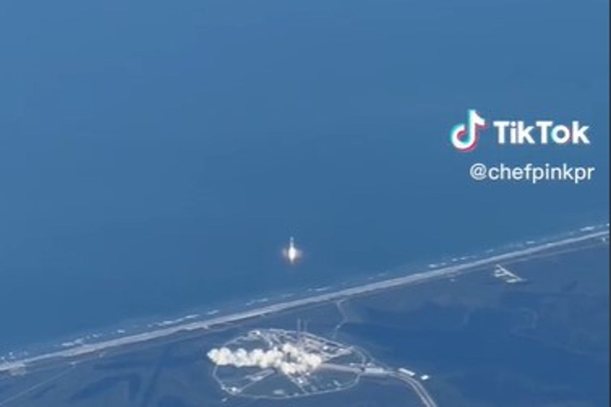 Passengers see SpaceX rocket launch from plane window | The Independent