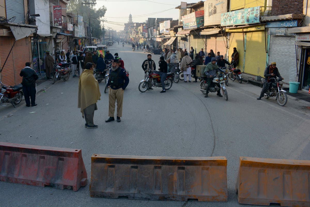 Pakistani Taliban overpower guards, seize police center | The Independent