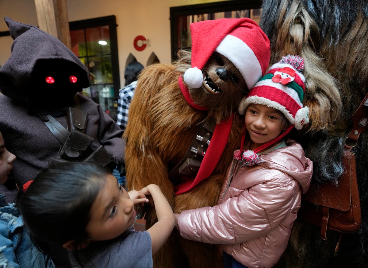Colombia: Niños se alegran con juguetes y club Star Wars | Independent ...