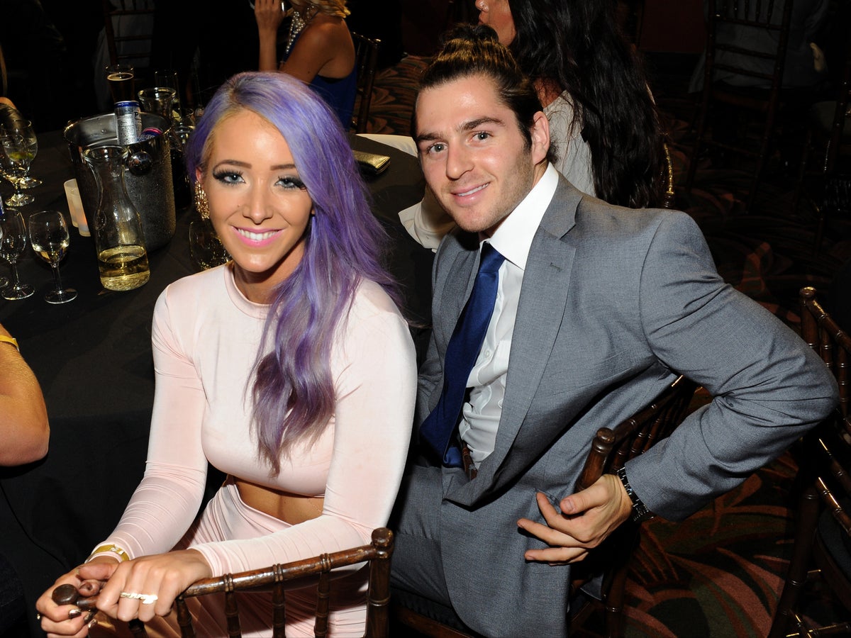YouTuber Jenna Marbles’ husband says he pepper sprayed…