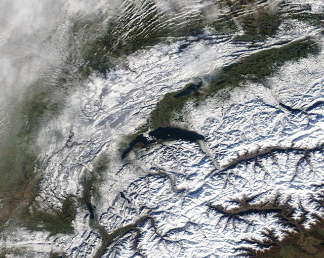 Satellite images of Alps show dramatic drop in snowfall that has shut ...