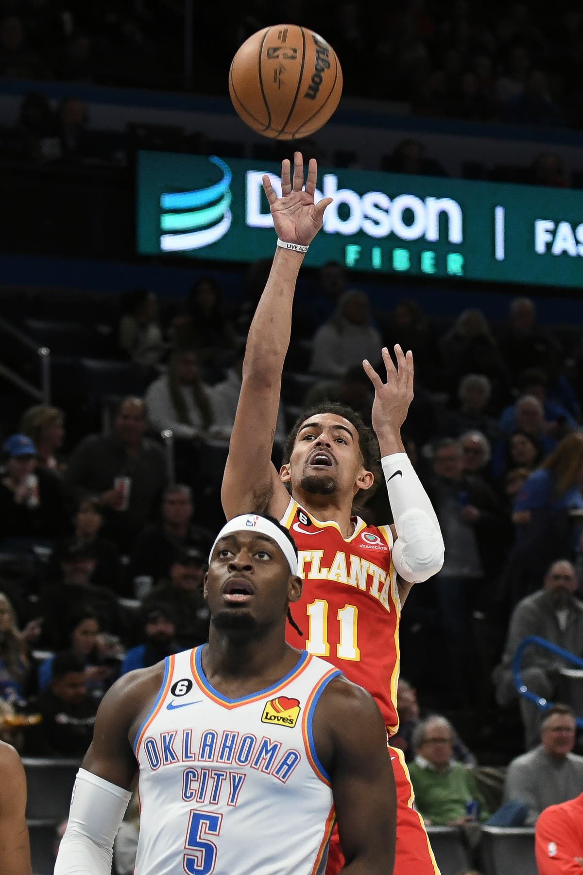 Con 33 puntos y 11 asistencias de Young, Hawks se imponen | Independent ...