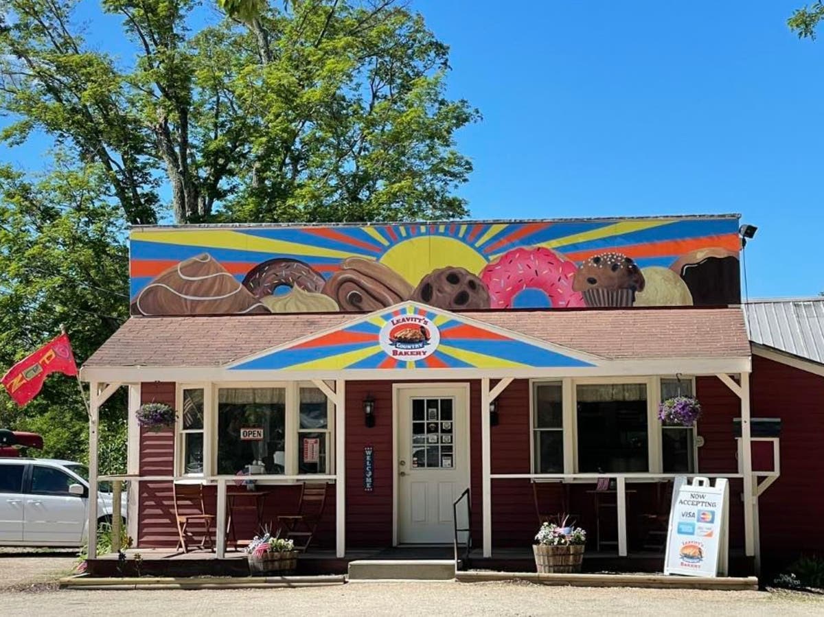 New Hampshire town at war over donut mural that symbolises ‘fight for ...