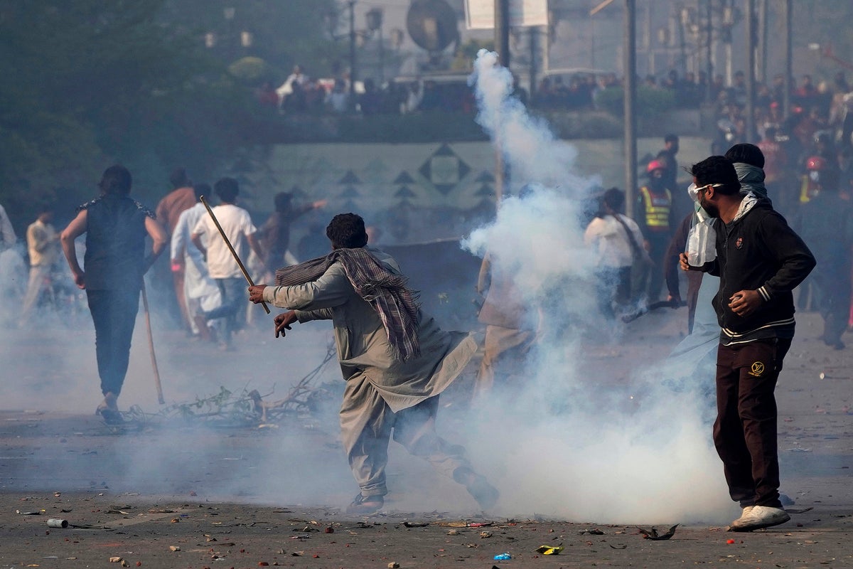 More clashes in Pakistan as police try to arrest Imran Khan | The ...