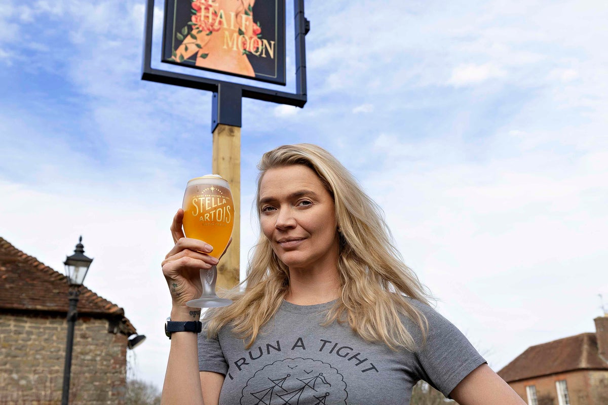 Model-turned-publican gives regulars a shock - by posing in the buff ...