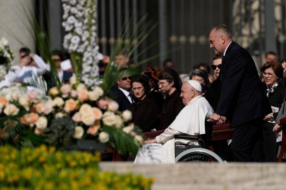 El papa celebran la Pascua en Vaticano entre fieles y flores ...