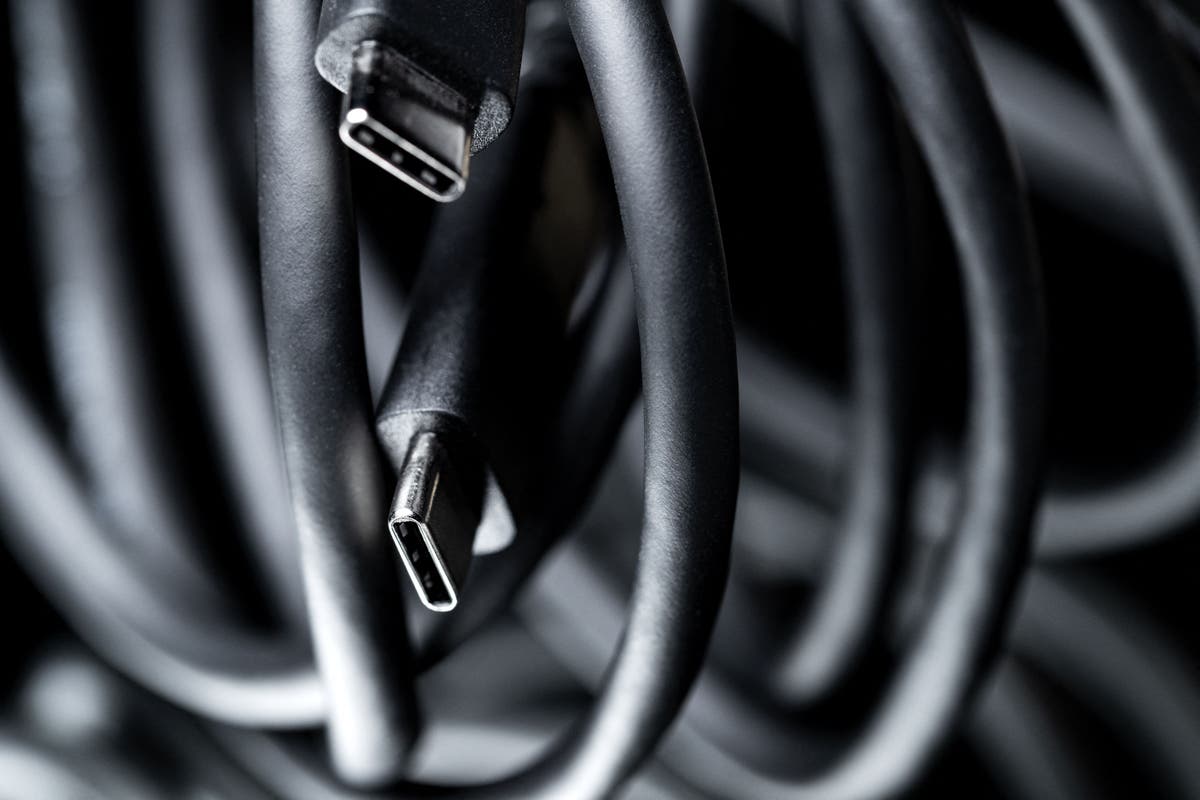 FBI warns people to avoid public USB chargers | The Independent