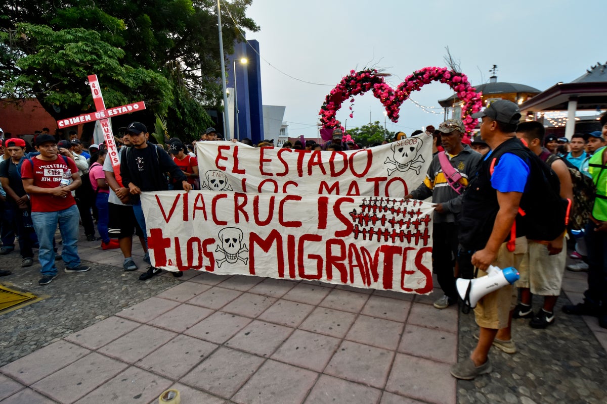 3,000 migrants begin walk north from southern Mexico | The Independent