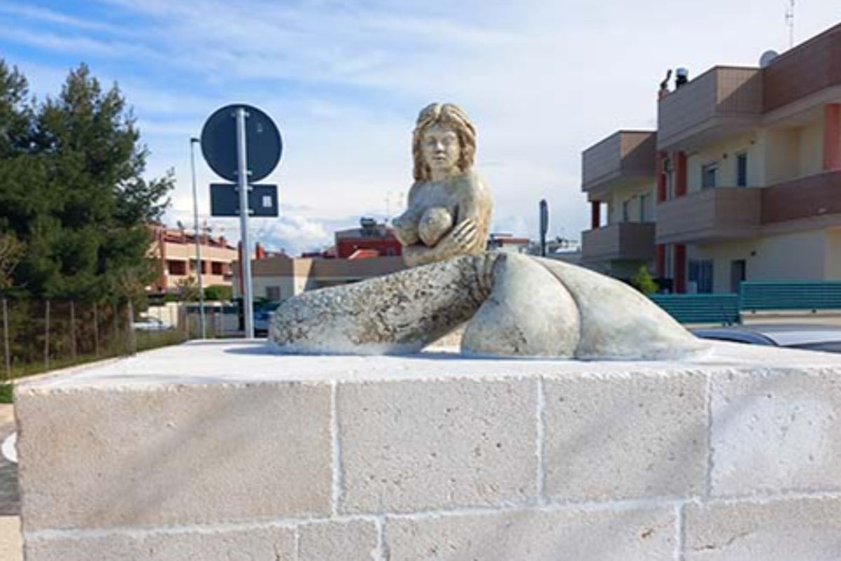 Statue of ‘curvy’ mermaid divides Italian fishing town | The Independent